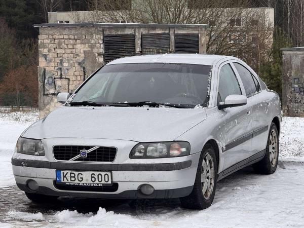 Pelēks Volvo S60 2003 Viļņa, ar dzinēja tilpumu 2.40 L un nobraukumu 400 tūkst. km par 570 €, foto 1 vietnē AUTOMOTO.COM.LV