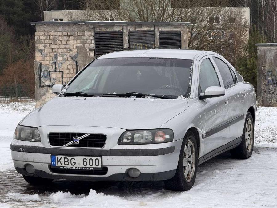 Grey Volvo S60 2003 in Vilnius, with an engine capacity of 2.40 L and mileage of 400 thousand km for 570 €, photo 1 on AUTOMOTO.COM.LV