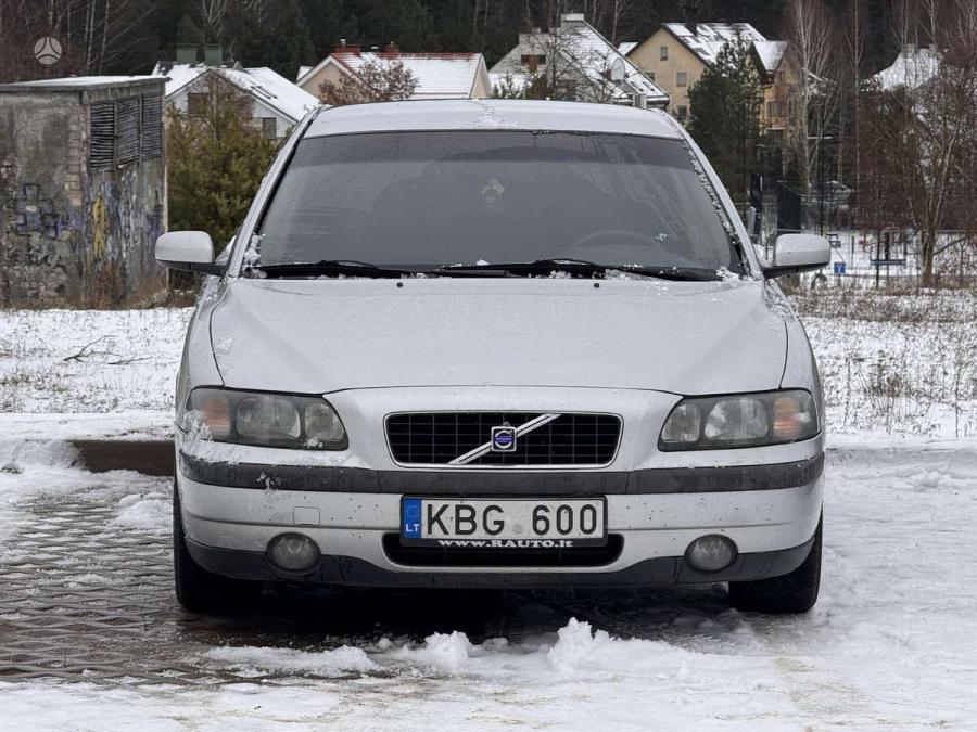 Grey Volvo S60 2003 in Vilnius, with an engine capacity of 2.40 L and mileage of 400 thousand km for 570 €, photo 2 on AUTOMOTO.COM.LV