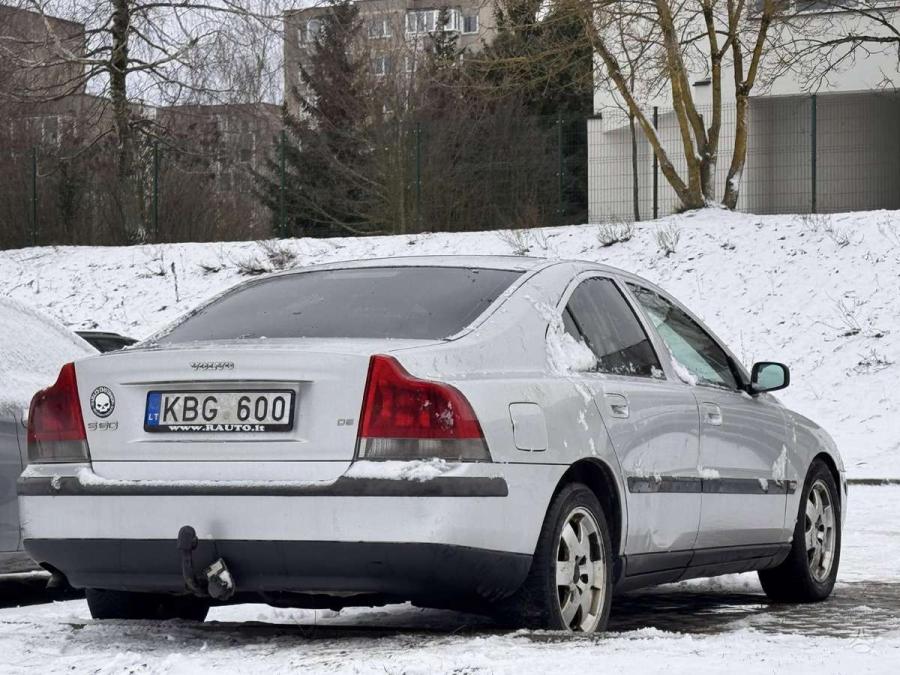 Grey Volvo S60 2003 in Vilnius, with an engine capacity of 2.40 L and mileage of 400 thousand km for 570 €, photo 4 on AUTOMOTO.COM.LV
