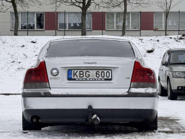 Pelēks Volvo S60 2003 Viļņa, ar dzinēja tilpumu 2.40 L un nobraukumu 400 tūkst. km par 570 €, foto 5 vietnē AUTOMOTO.COM.LV
