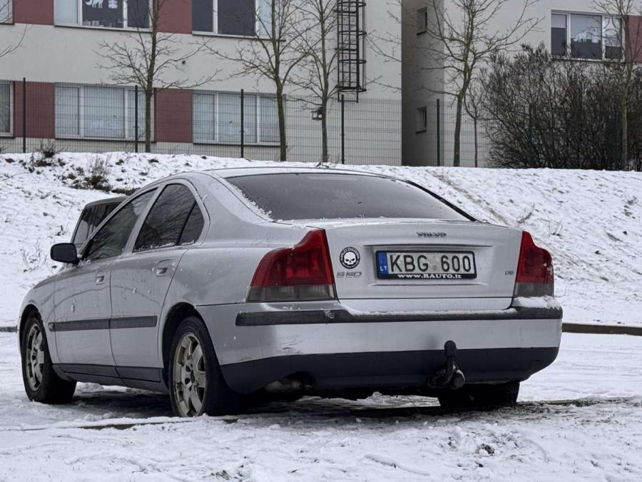 Grey Volvo S60 2003 in Vilnius, with an engine capacity of 2.40 L and mileage of 400 thousand km for 570 €, photo 6 on AUTOMOTO.COM.LV