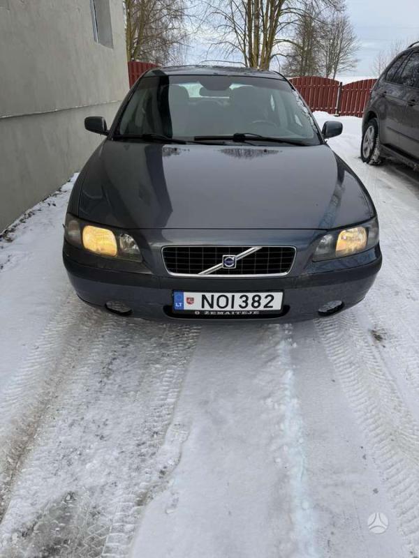 Grey Volvo S60 2003 in Mazeikiai, with an engine capacity of 2.32 L and mileage of 466 thousand km for 1100 €, photo 1 on AUTOMOTO.COM.LV