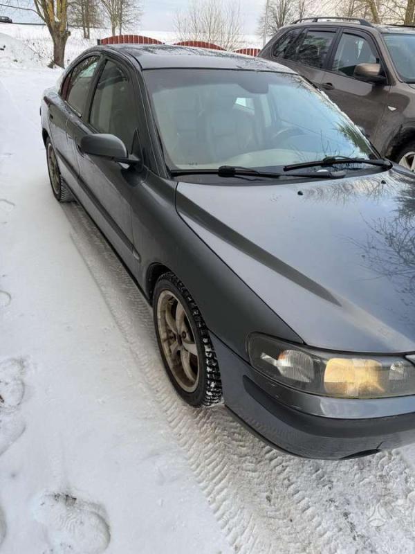 Grey Volvo S60 2003 in Mazeikiai, with an engine capacity of 2.32 L and mileage of 466 thousand km for 1100 €, photo 2 on AUTOMOTO.COM.LV