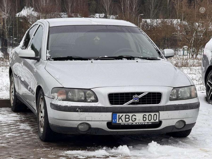 Grey Volvo S60 2003 in Vilnius, with an engine capacity of 2.40 L and mileage of 400 thousand km for 490 €, photo 3 on AUTOMOTO.COM.LV