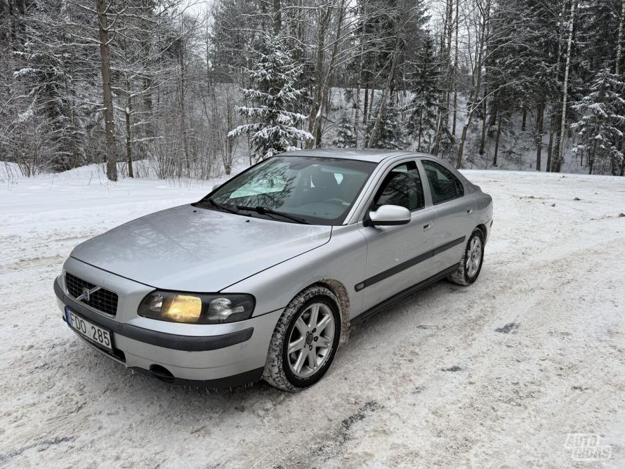 Grey Volvo S60 2003 in Alytus, with an engine capacity of 2.40 L and mileage of 415 thousand km for 1150 €, photo 1 on AUTOMOTO.COM.LV
