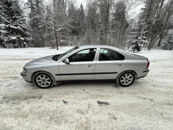 Pelēks Volvo S60 2003 Alīta, ar dzinēja tilpumu 2.40 L un nobraukumu 415 tūkst. km par 1150 €, foto 2 vietnē AUTOMOTO.COM.LV