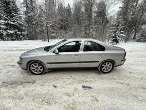 Grey Volvo S60 2003 in Alytus, with an engine capacity of 2.40 L and mileage of 415 thousand km for 1150 €, photo 2 on AUTOMOTO.COM.LV