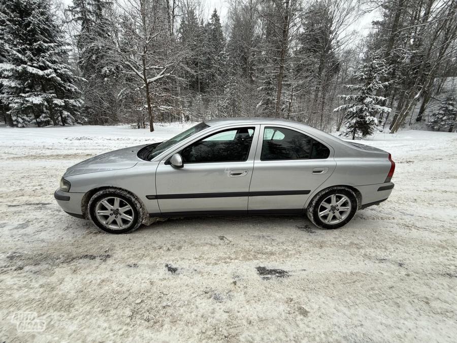 Grey Volvo S60 2003 in Alytus, with an engine capacity of 2.40 L and mileage of 415 thousand km for 1150 €, photo 2 on AUTOMOTO.COM.LV