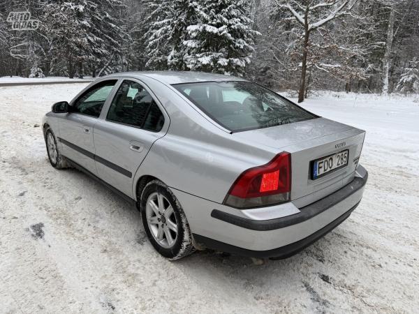 Pelēks Volvo S60 2003 Alīta, ar dzinēja tilpumu 2.40 L un nobraukumu 415 tūkst. km par 1150 €, foto 3 vietnē AUTOMOTO.COM.LV