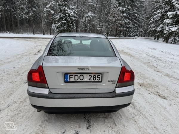 Pelēks Volvo S60 2003 Alīta, ar dzinēja tilpumu 2.40 L un nobraukumu 415 tūkst. km par 1150 €, foto 4 vietnē AUTOMOTO.COM.LV