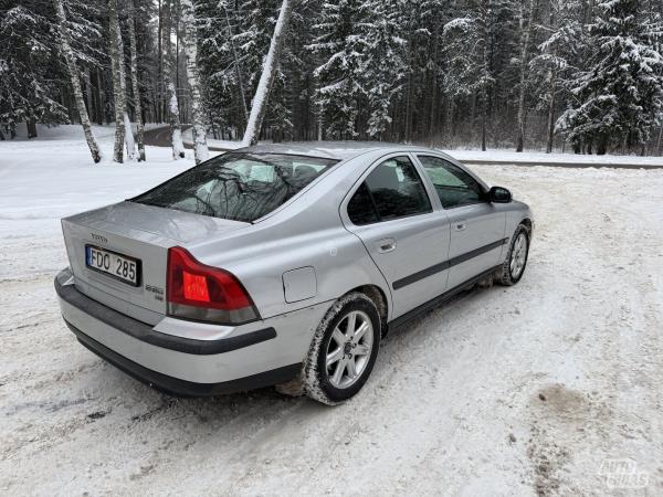 Pelēks Volvo S60 2003 Alīta, ar dzinēja tilpumu 2.40 L un nobraukumu 415 tūkst. km par 1150 €, foto 5 vietnē AUTOMOTO.COM.LV