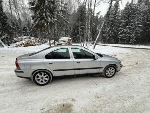Grey Volvo S60 2003 in Alytus, with an engine capacity of 2.40 L and mileage of 415 thousand km for 1150 €, photo 6 on AUTOMOTO.COM.LV