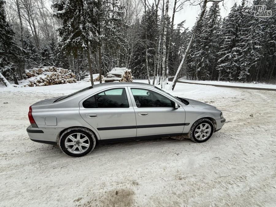 Grey Volvo S60 2003 in Alytus, with an engine capacity of 2.40 L and mileage of 415 thousand km for 1150 €, photo 6 on AUTOMOTO.COM.LV