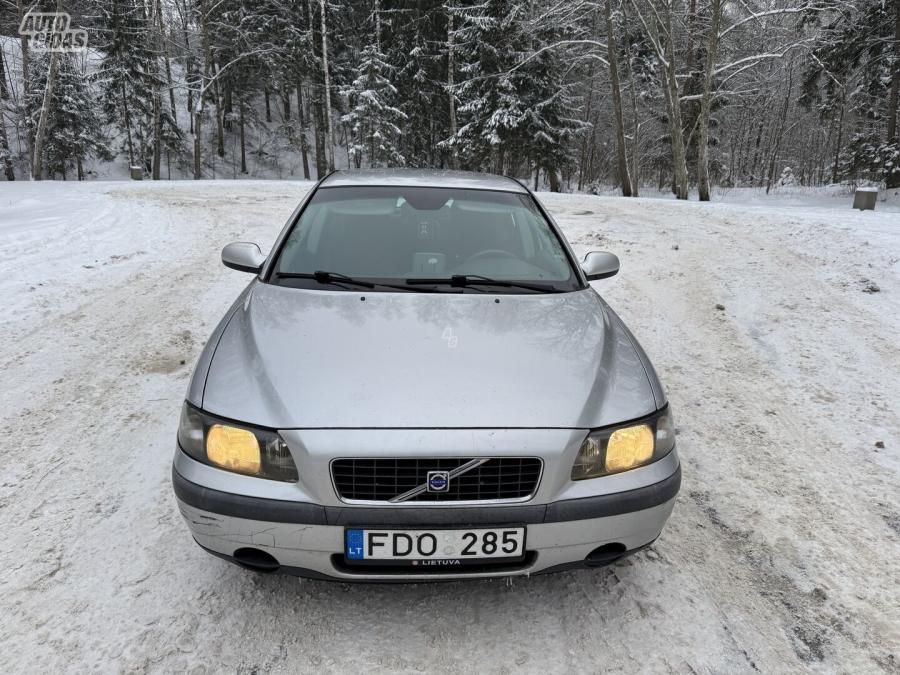 Grey Volvo S60 2003 in Alytus, with an engine capacity of 2.40 L and mileage of 415 thousand km for 1150 €, photo 8 on AUTOMOTO.COM.LV