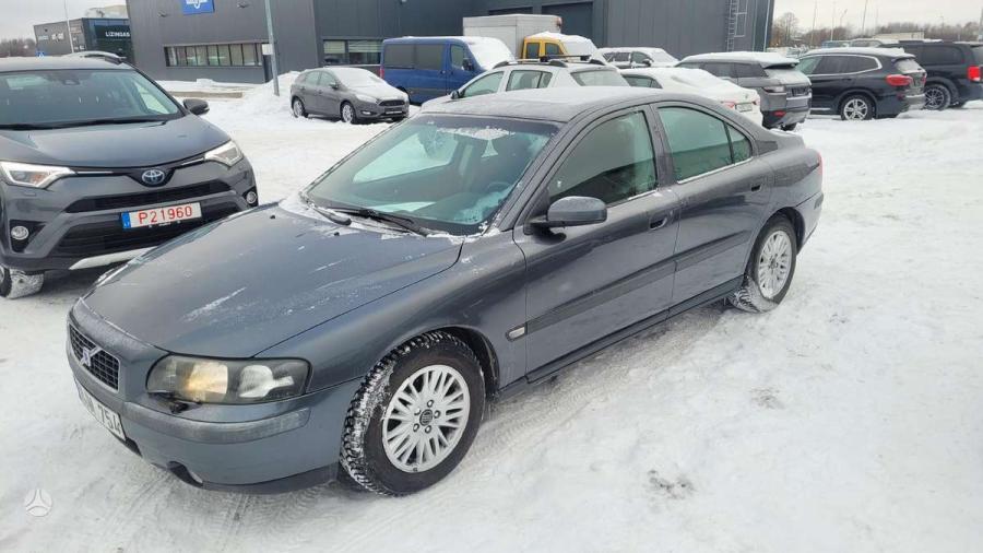 Pelēks Volvo S60 2003 Šauļi, ar dzinēja tilpumu 2.40 L un nobraukumu 299 tūkst. km par 1349 €, foto 1 vietnē AUTOMOTO.COM.LV