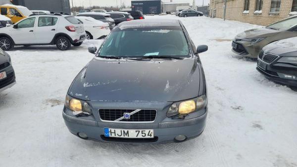 Pelēks Volvo S60 2003 Šauļi, ar dzinēja tilpumu 2.40 L un nobraukumu 299 tūkst. km par 1349 €, foto 2 vietnē AUTOMOTO.COM.LV