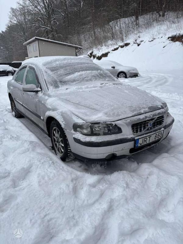 Grey Volvo S60 2003 in Kaunas, with an engine capacity of 2.40 L and mileage of 370 thousand km for 450 €, photo 3 on AUTOMOTO.COM.LV