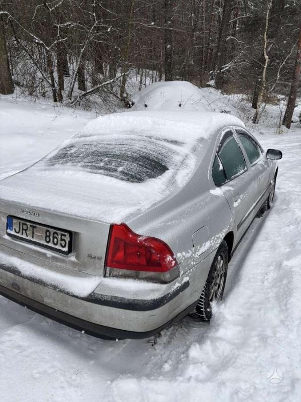 Grey Volvo S60 2003 in Kaunas, with an engine capacity of 2.40 L and mileage of 370 thousand km for 450 €, photo 4 on AUTOMOTO.COM.LV