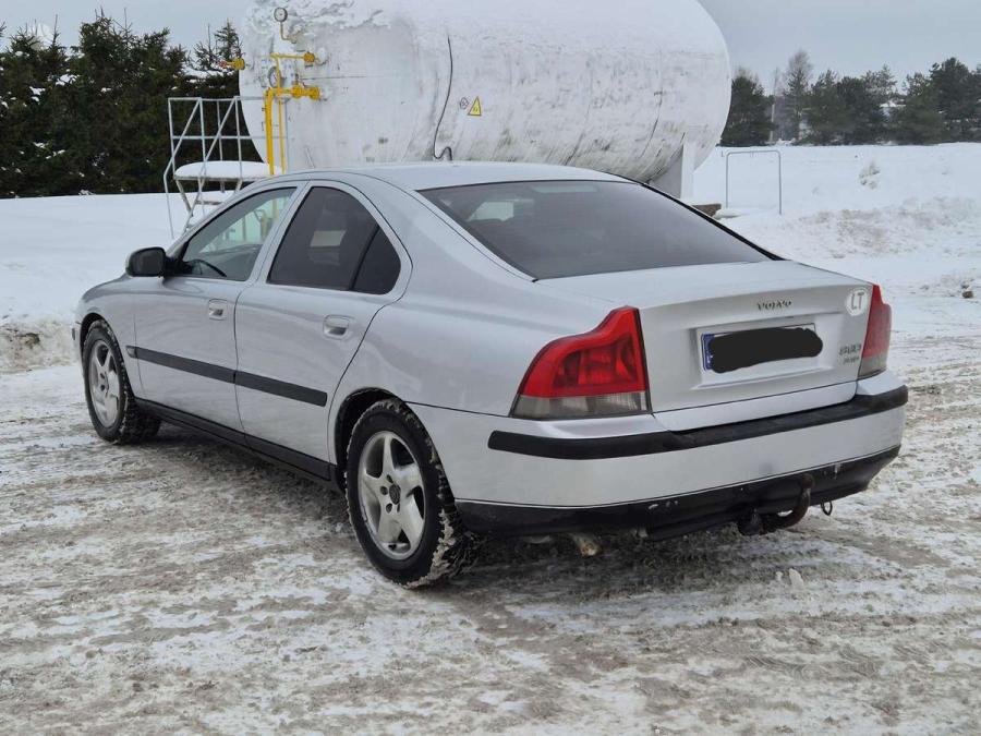 Pelēks Volvo S60 2003 Šilutė, ar dzinēja tilpumu 2.40 L un nobraukumu 250 tūkst. km par 1350 €, foto 1 vietnē AUTOMOTO.COM.LV