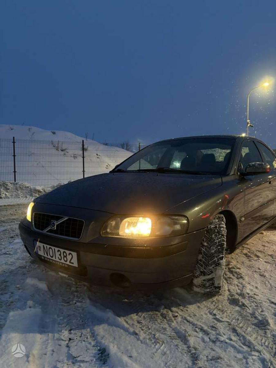 Pelēks Volvo S60 2003 Kauņa, ar dzinēja tilpumu 2.32 L un nobraukumu 468 tūkst. km par 1250 €, foto 1 vietnē AUTOMOTO.COM.LV