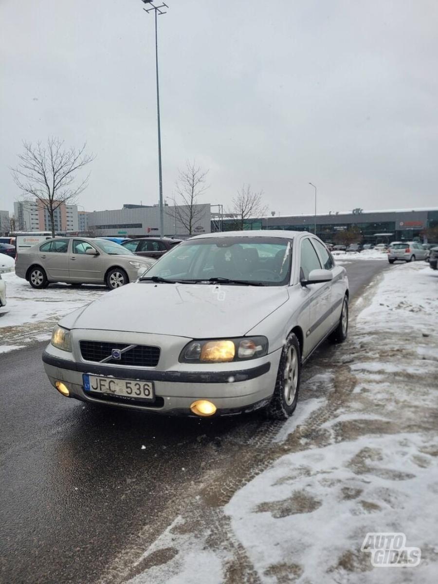 Grey Volvo S60 2003 in Vilnius, with an engine capacity of 2.40 L and mileage of 350 thousand km for 900 €, photo 1 on AUTOMOTO.COM.LV