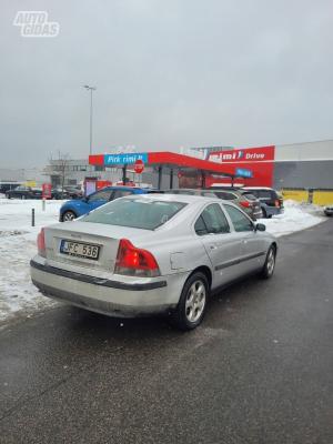 Grey Volvo S60 2003 in Vilnius, with an engine capacity of 2.40 L and mileage of 350 thousand km for 900 €, photo 2 on AUTOMOTO.COM.LV