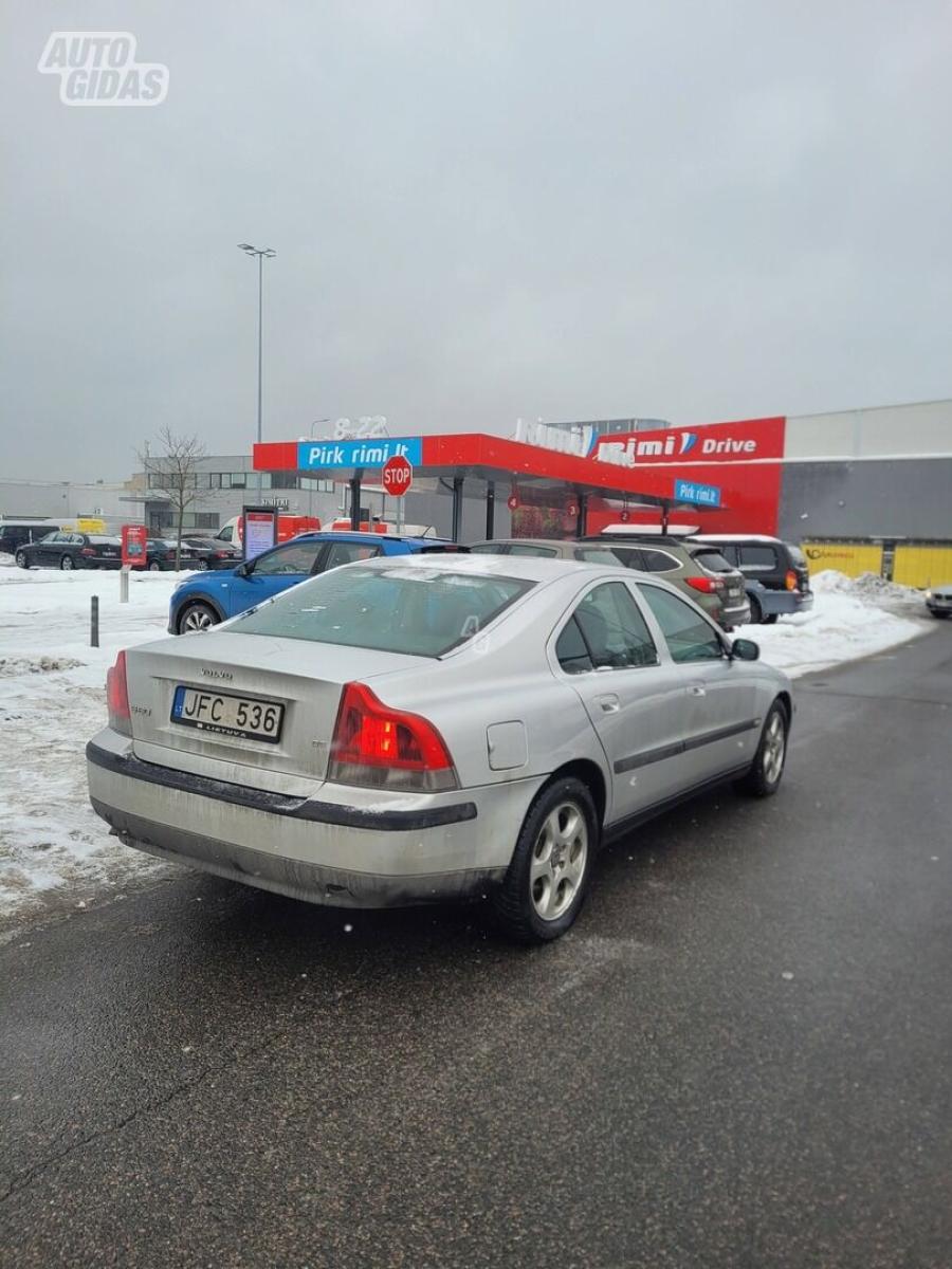 Grey Volvo S60 2003 in Vilnius, with an engine capacity of 2.40 L and mileage of 350 thousand km for 900 €, photo 2 on AUTOMOTO.COM.LV