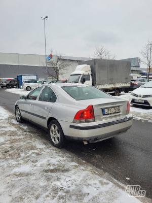 Grey Volvo S60 2003 in Vilnius, with an engine capacity of 2.40 L and mileage of 350 thousand km for 900 €, photo 3 on AUTOMOTO.COM.LV