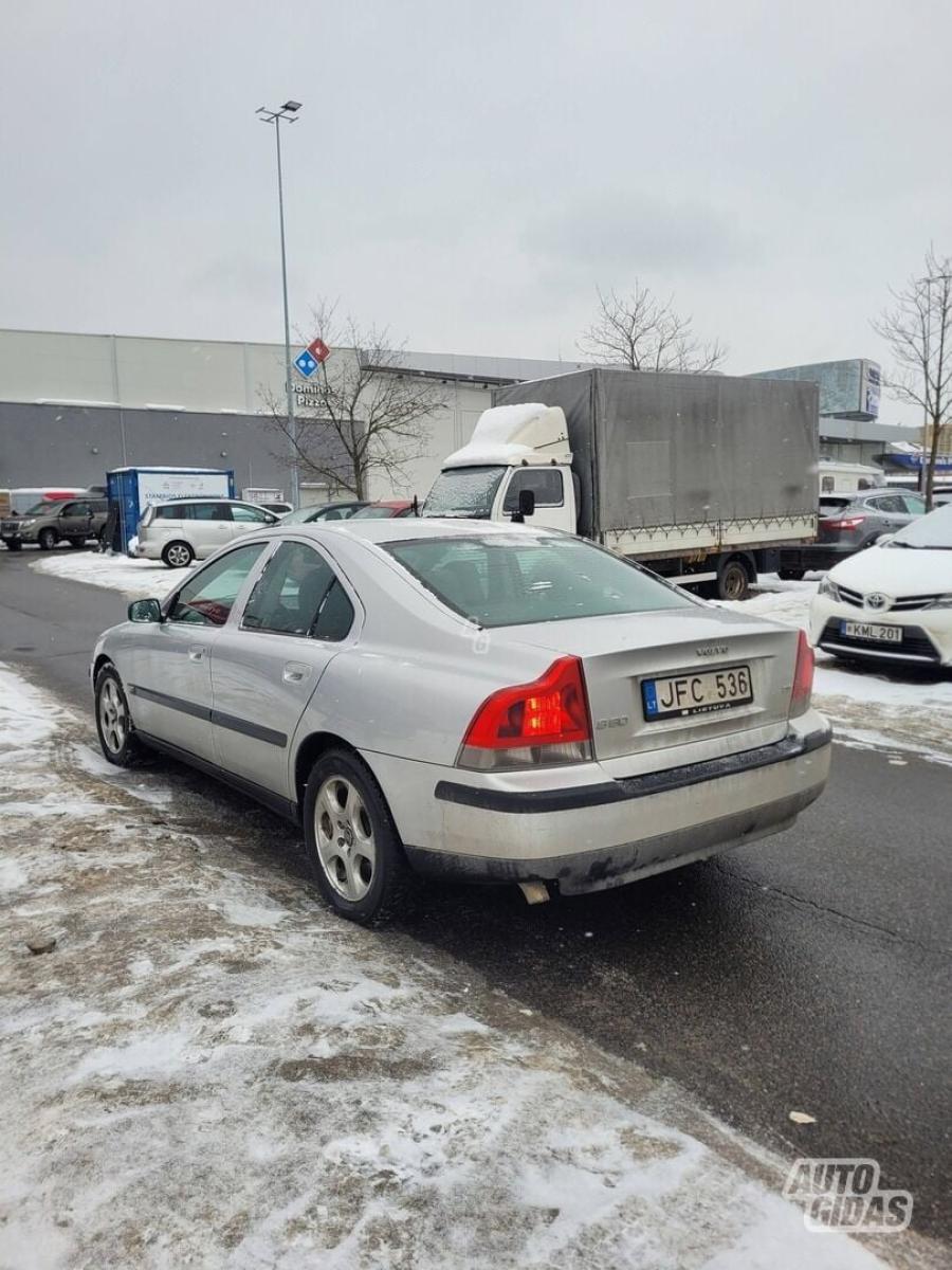 Grey Volvo S60 2003 in Vilnius, with an engine capacity of 2.40 L and mileage of 350 thousand km for 900 €, photo 3 on AUTOMOTO.COM.LV