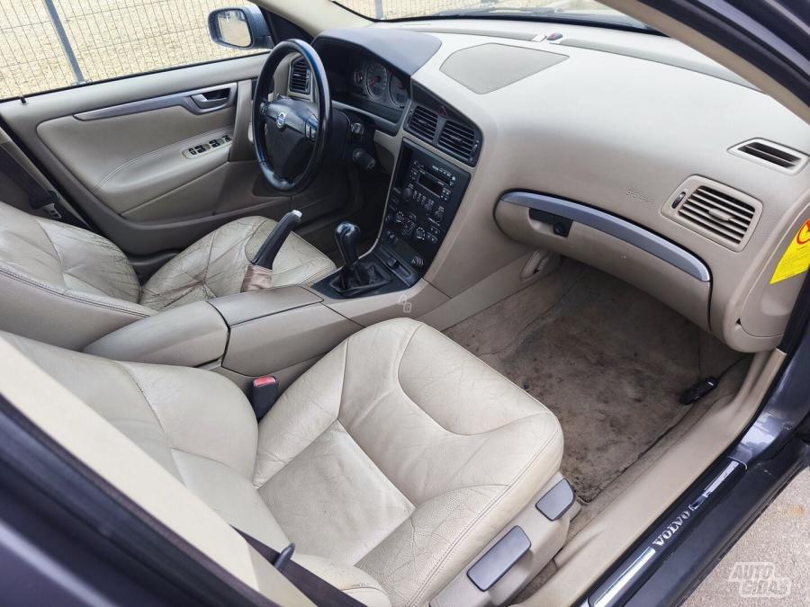 Pelēks Volvo S60 2003 Tauragė, ar dzinēja tilpumu 2.40 L un nobraukumu 473 tūkst. km par 1650 €, foto 9 vietnē AUTOMOTO.COM.LV