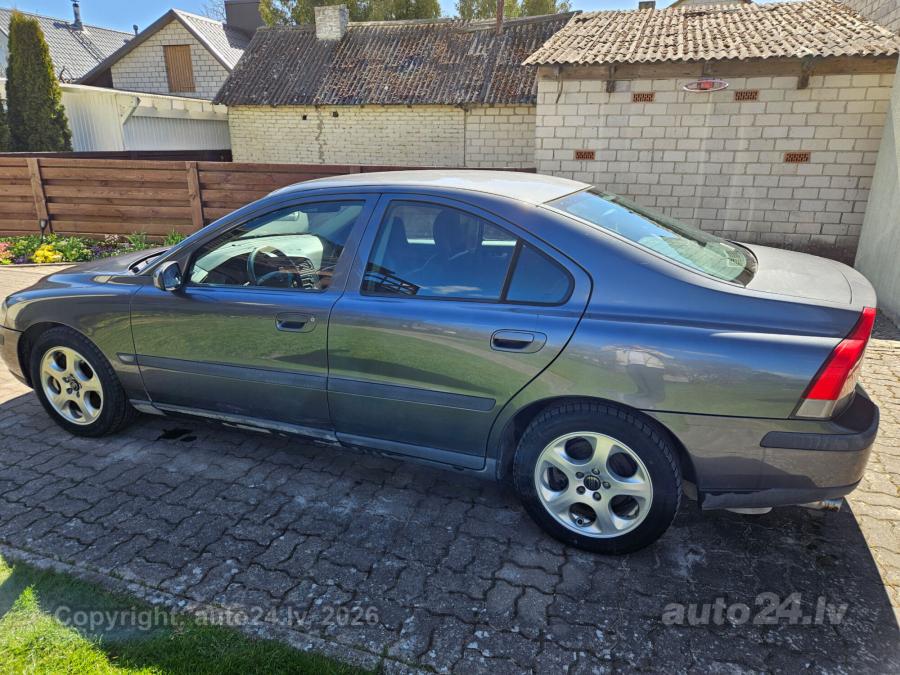 Pelēks Volvo S60 2003 Kuresāre, ar dzinēja tilpumu 2.00 L un nobraukumu 292 tūkst. km par 1500 €, foto 7 vietnē AUTOMOTO.COM.LV