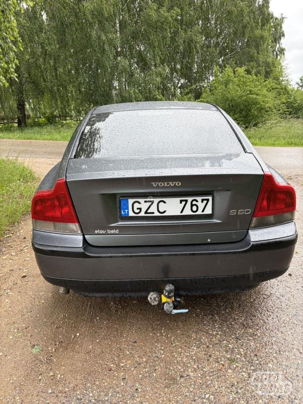 Grey Volvo S60 2003 in Alytus, with an engine capacity of 2.40 L and mileage of 390 thousand km for 1250 €, photo 6 on AUTOMOTO.COM.LV