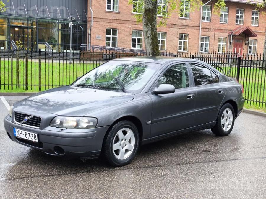 Pelēks Volvo S60 2003 Valmiera, ar dzinēja tilpumu 2.40 L un nobraukumu 360 tūkst. km par 1400 €, foto 1 vietnē AUTOMOTO.COM.LV