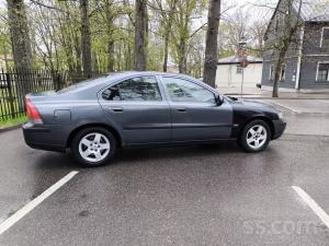 Pelēks Volvo S60 2003 Valmiera, ar dzinēja tilpumu 2.40 L un nobraukumu 360 tūkst. km par 1400 €, foto 5 vietnē AUTOMOTO.COM.LV