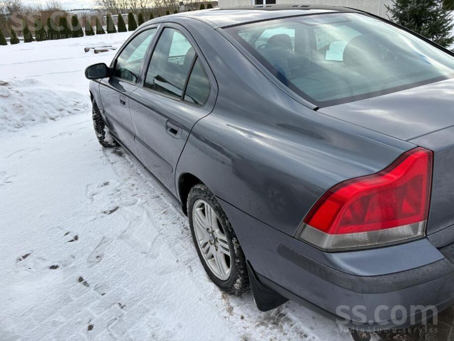 Pelēks Volvo S60 2003 Rīga, ar dzinēja tilpumu 2.40 L un nobraukumu 323 tūkst. km par 1650 €, foto 5 vietnē AUTOMOTO.COM.LV
