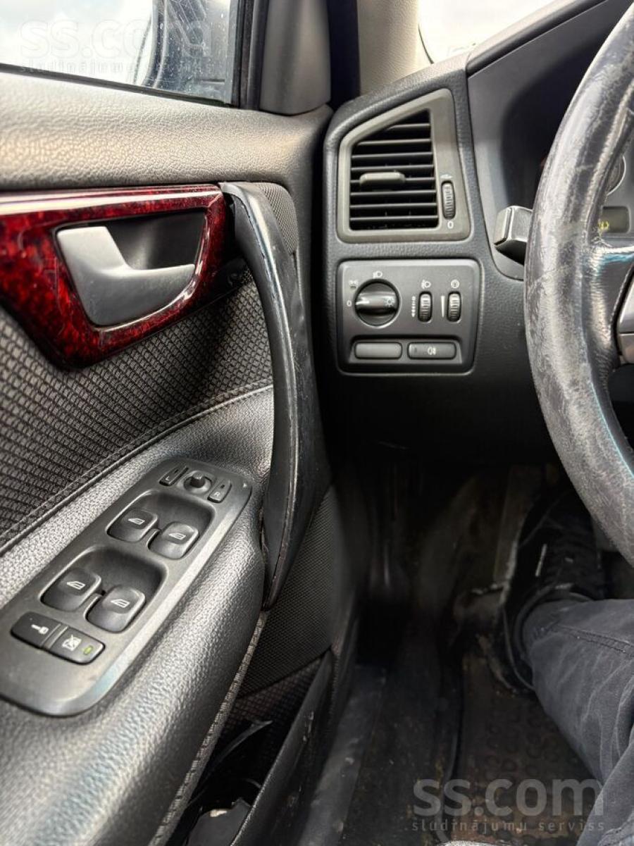 Pelēks Volvo S60 2003 Rīga, ar dzinēja tilpumu 2.40 L un nobraukumu 323 tūkst. km par 1650 €, foto 11 vietnē AUTOMOTO.COM.LV