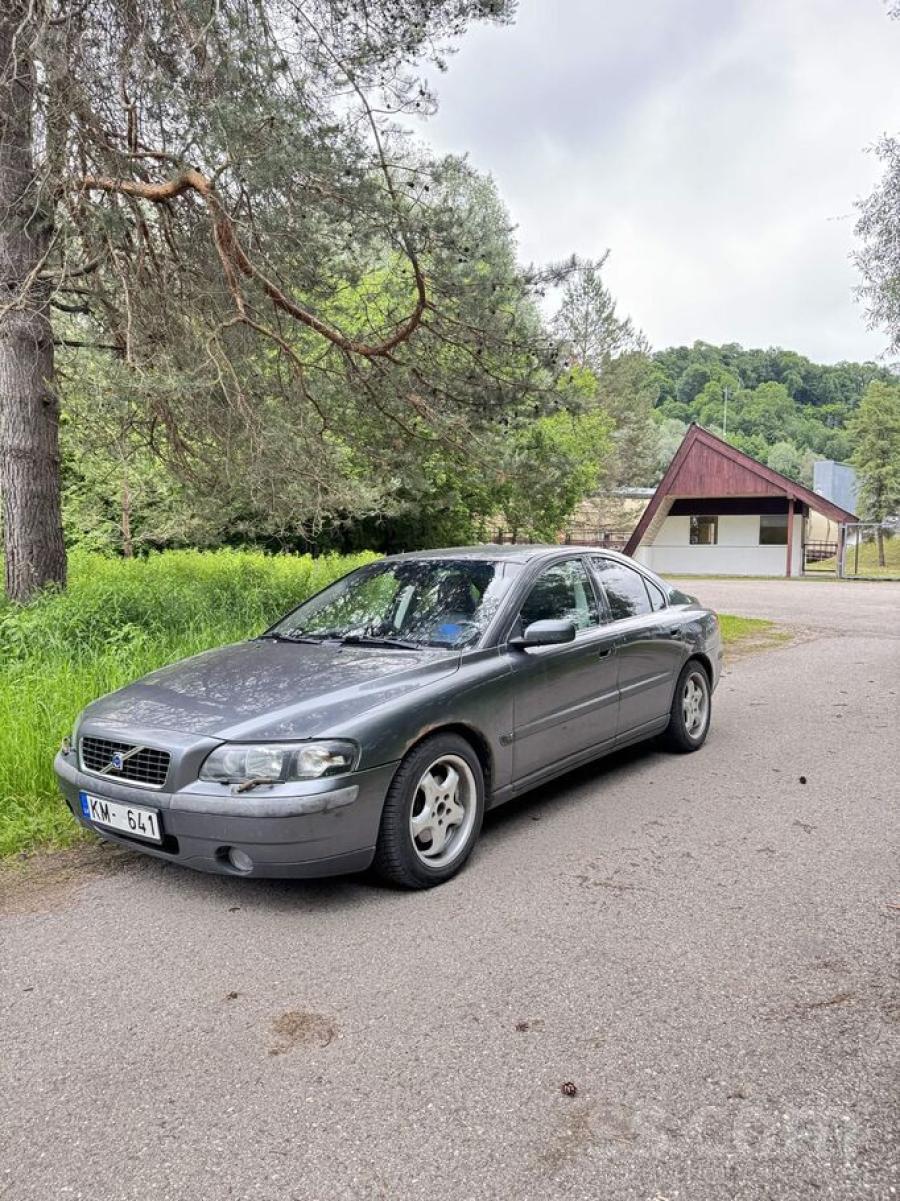 Grey Volvo S60 2003 in Riga, with an engine capacity of 2.40 L and mileage of 419 thousand km for 1300 €, photo 1 on AUTOMOTO.COM.LV