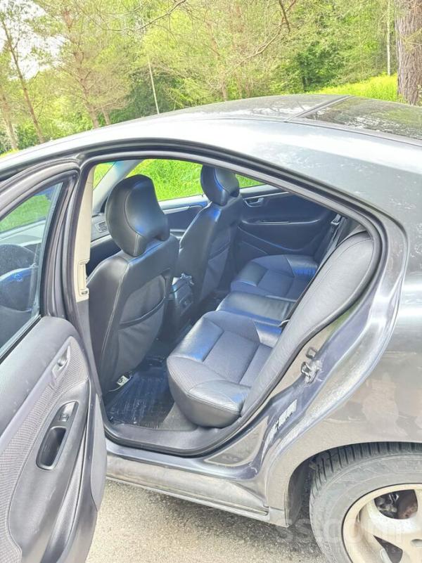 Pelēks Volvo S60 2003 Rīga, ar dzinēja tilpumu 2.40 L un nobraukumu 419 tūkst. km par 1300 €, foto 4 vietnē AUTOMOTO.COM.LV