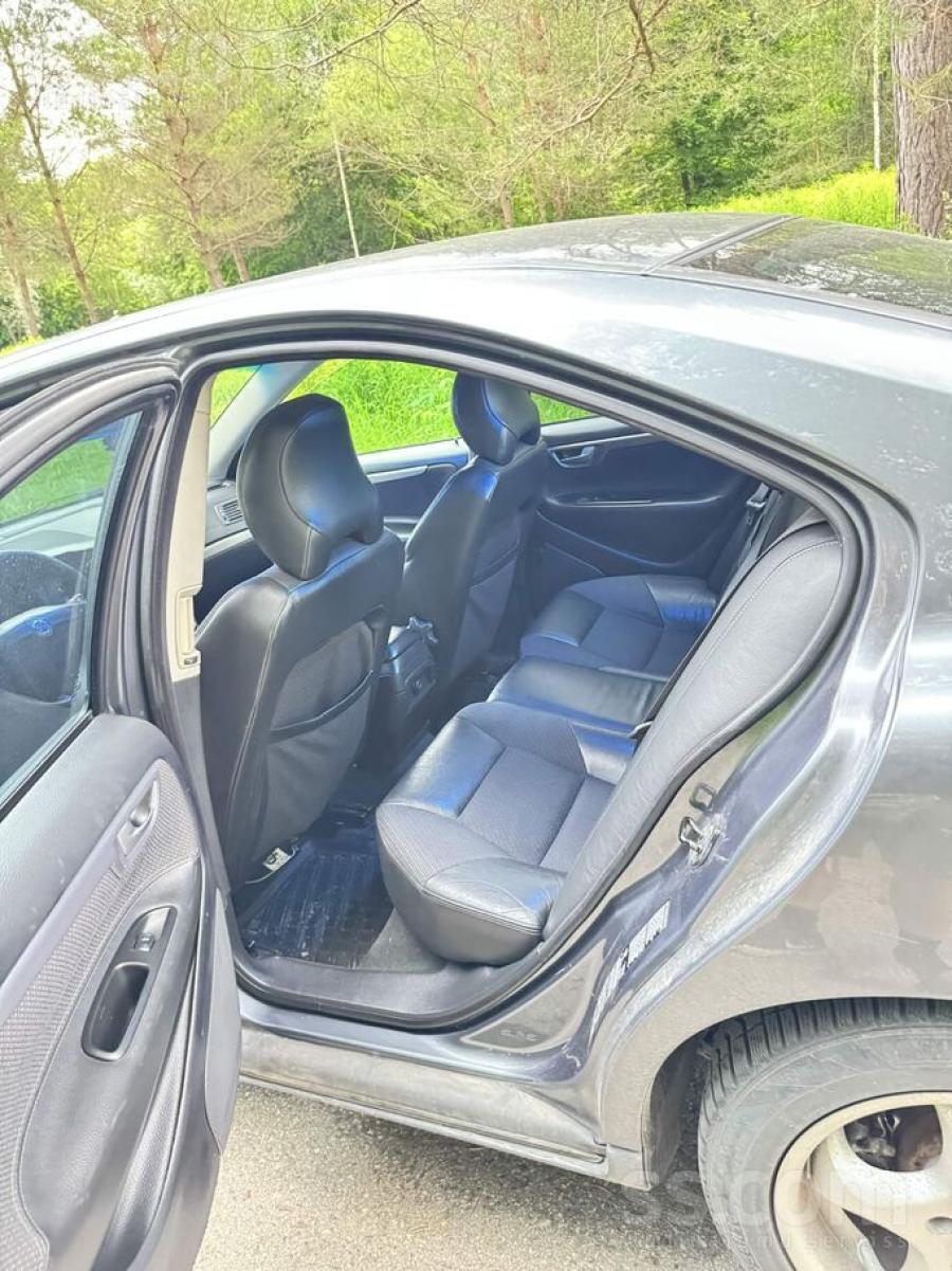 Grey Volvo S60 2003 in Riga, with an engine capacity of 2.40 L and mileage of 419 thousand km for 1300 €, photo 5 on AUTOMOTO.COM.LV