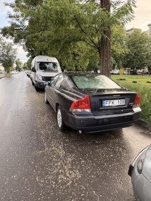 Pelēks Volvo S60 2003 Kauņa, ar dzinēja tilpumu 2.40 L un nobraukumu 262 tūkst. km par 1300 €, foto  vietnē AUTOMOTO.COM.LV
