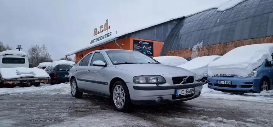 Pelēks Volvo S60 2003 Valmiera, ar dzinēja tilpumu 2.40 L un nobraukumu 306 tūkst. km par 1700 €, foto 1 vietnē AUTOMOTO.COM.LV