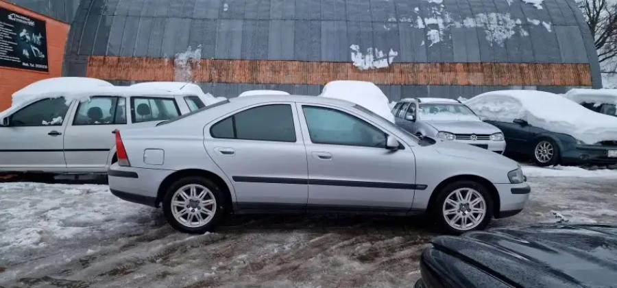 Pelēks Volvo S60 2003 Valmiera, ar dzinēja tilpumu 2.40 L un nobraukumu 306 tūkst. km par 1700 €, foto 3 vietnē AUTOMOTO.COM.LV