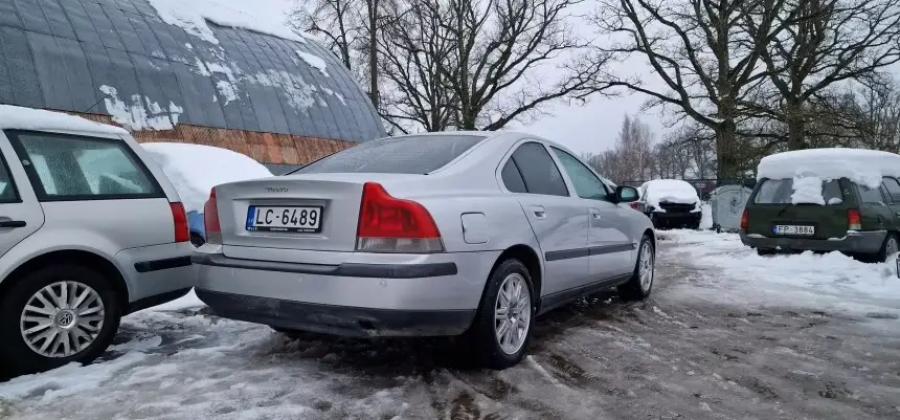Pelēks Volvo S60 2003 Valmiera, ar dzinēja tilpumu 2.40 L un nobraukumu 306 tūkst. km par 1700 €, foto 4 vietnē AUTOMOTO.COM.LV