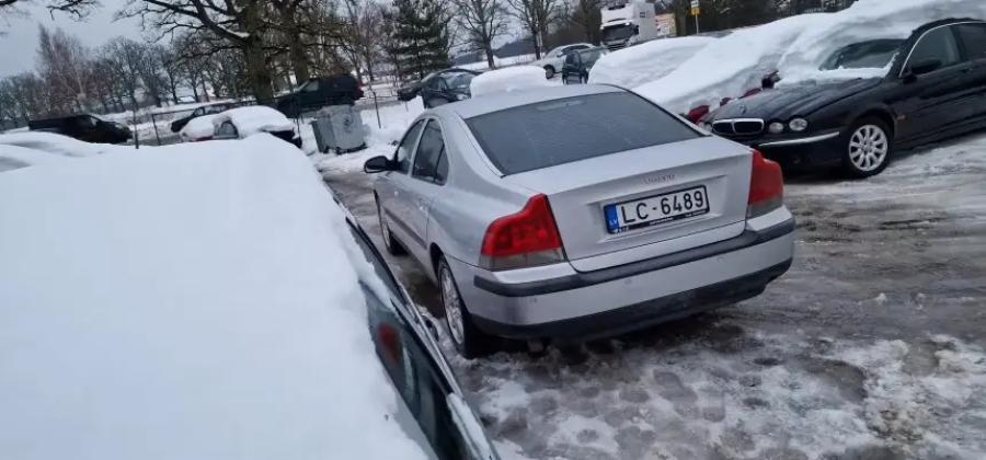 Pelēks Volvo S60 2003 Valmiera, ar dzinēja tilpumu 2.40 L un nobraukumu 306 tūkst. km par 1700 €, foto 6 vietnē AUTOMOTO.COM.LV