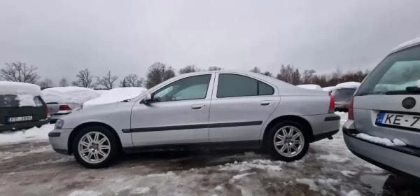 Grey Volvo S60 2003 in Valmiera, with an engine capacity of 2.40 L and mileage of 306 thousand km for 1700 €, photo 6 on AUTOMOTO.COM.LV
