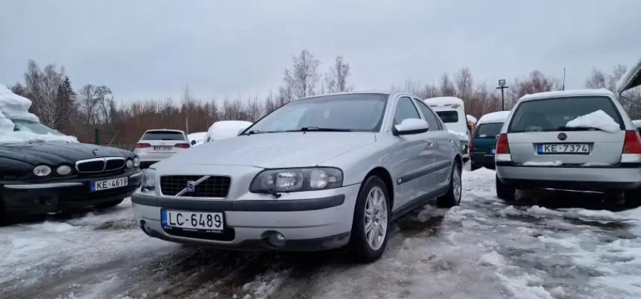 Pelēks Volvo S60 2003 Valmiera, ar dzinēja tilpumu 2.40 L un nobraukumu 306 tūkst. km par 1700 €, foto 8 vietnē AUTOMOTO.COM.LV