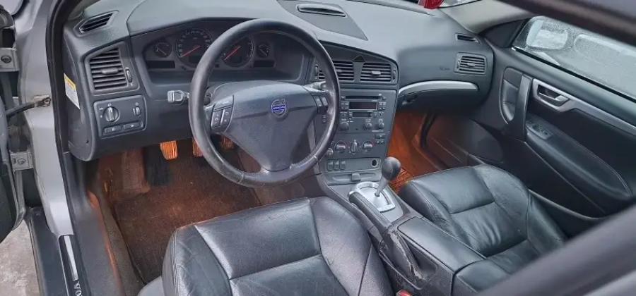 Pelēks Volvo S60 2003 Valmiera, ar dzinēja tilpumu 2.40 L un nobraukumu 306 tūkst. km par 1700 €, foto 12 vietnē AUTOMOTO.COM.LV