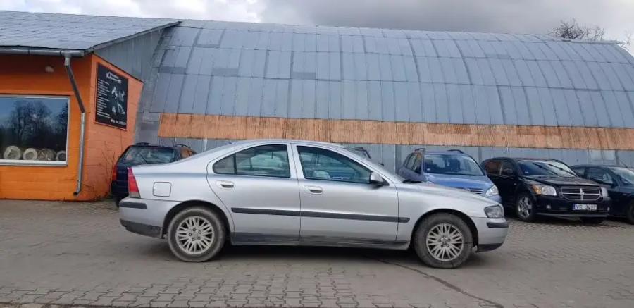 Grey Volvo S60 2003 in Valmiera, with an engine capacity of 2.40 L and mileage of 354 thousand km for 1650 €, photo 3 on AUTOMOTO.COM.LV