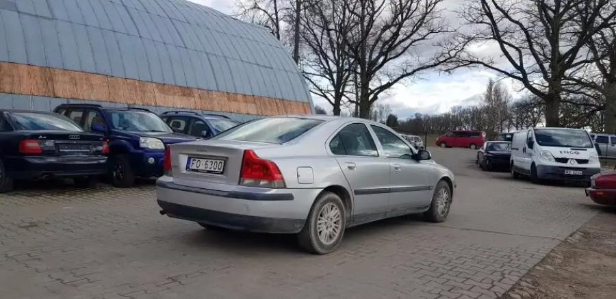 Grey Volvo S60 2003 in Valmiera, with an engine capacity of 2.40 L and mileage of 354 thousand km for 1650 €, photo 4 on AUTOMOTO.COM.LV